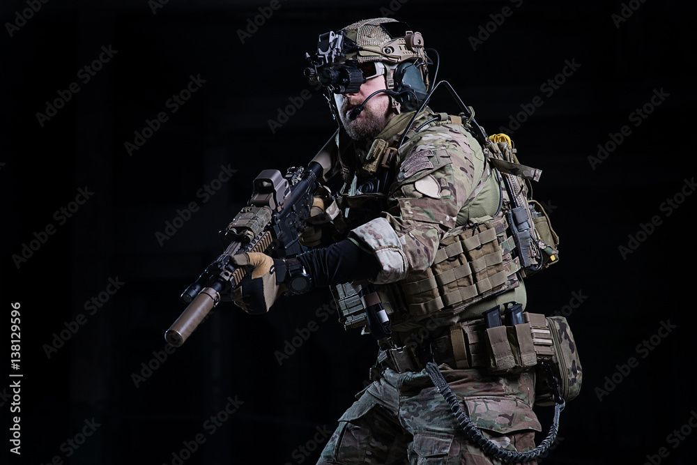Foto Spec ops soldier with gun/SWAT officer with rifle in hands, in ...
