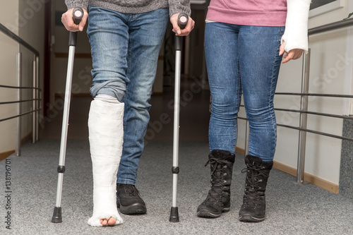 Nahaufnahme, Mann mit Beinbruch, Frau mit Armbruch – Stock-Foto | Adobe ...