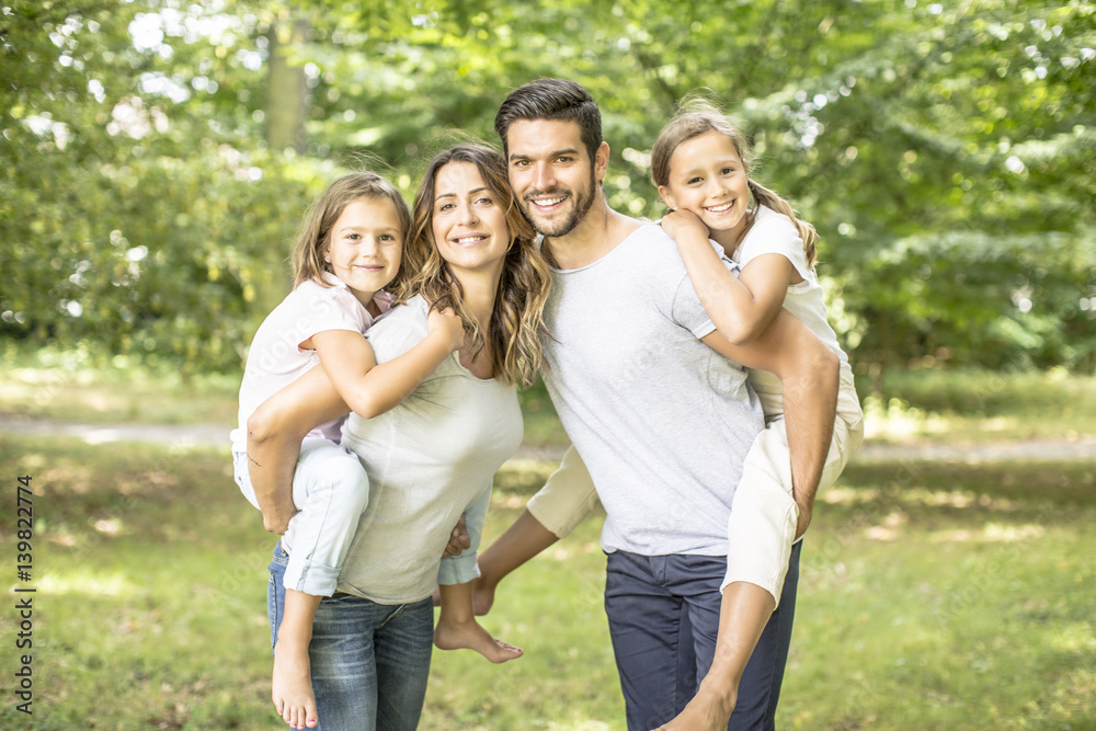 Stock-Foto „Familie mit 2 Mädchen Kindern“ | Adobe Stock