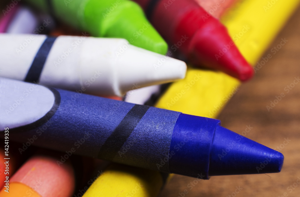 Foto de Stock Colorful crayon set on wooden table. | Adobe Stock
