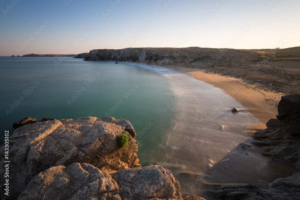Lever de soleil sur la plage de Port Bara sur la Côte Sauvage en Presqu ...