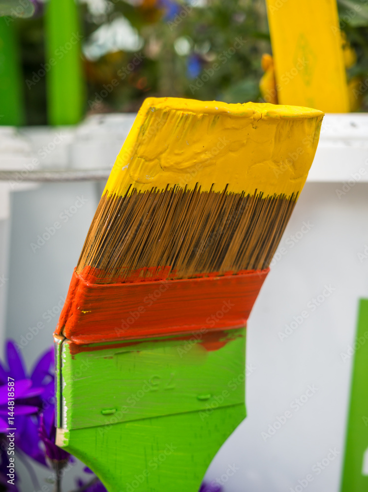 Stock-Foto „Pinsel mit Gelber Farbe“ | Adobe Stock