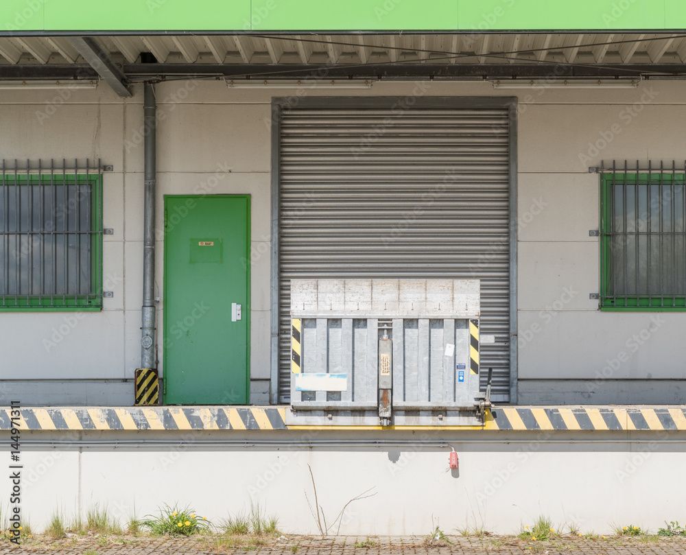 Stock-Foto „Laderampe für LKW einer Lagerhalle“ | Adobe Stock