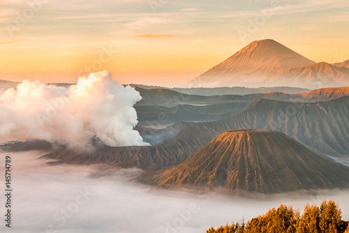 Fotoroleta Krajobraz góry Bromo wulkan, Batok i Semeru (Mt.) podczas ...
