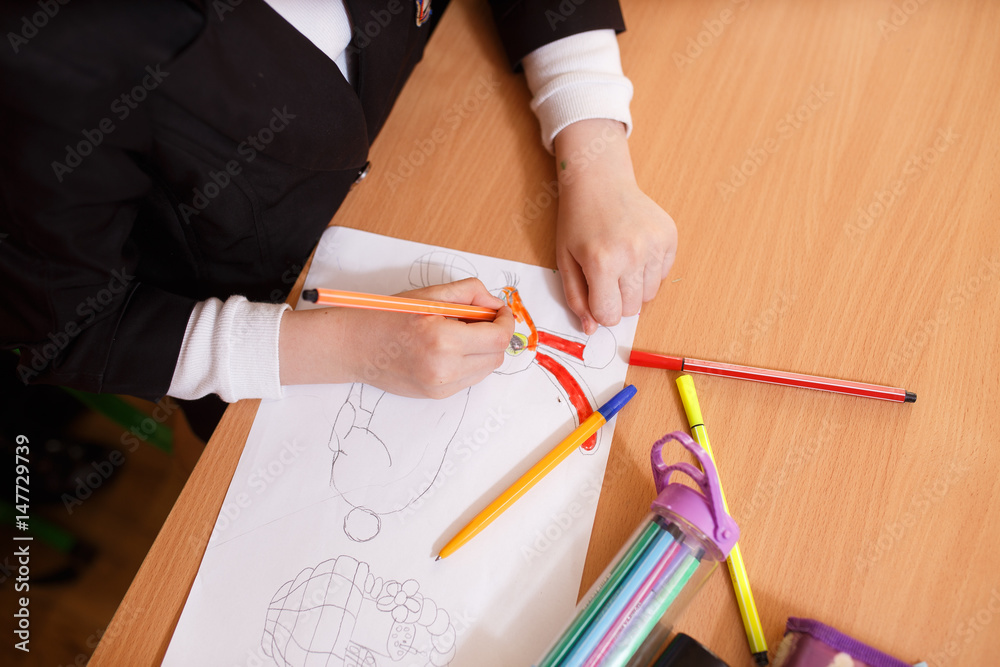 Child draws felt-tip pens. Small child holds a blue felt-tip pen in ...
