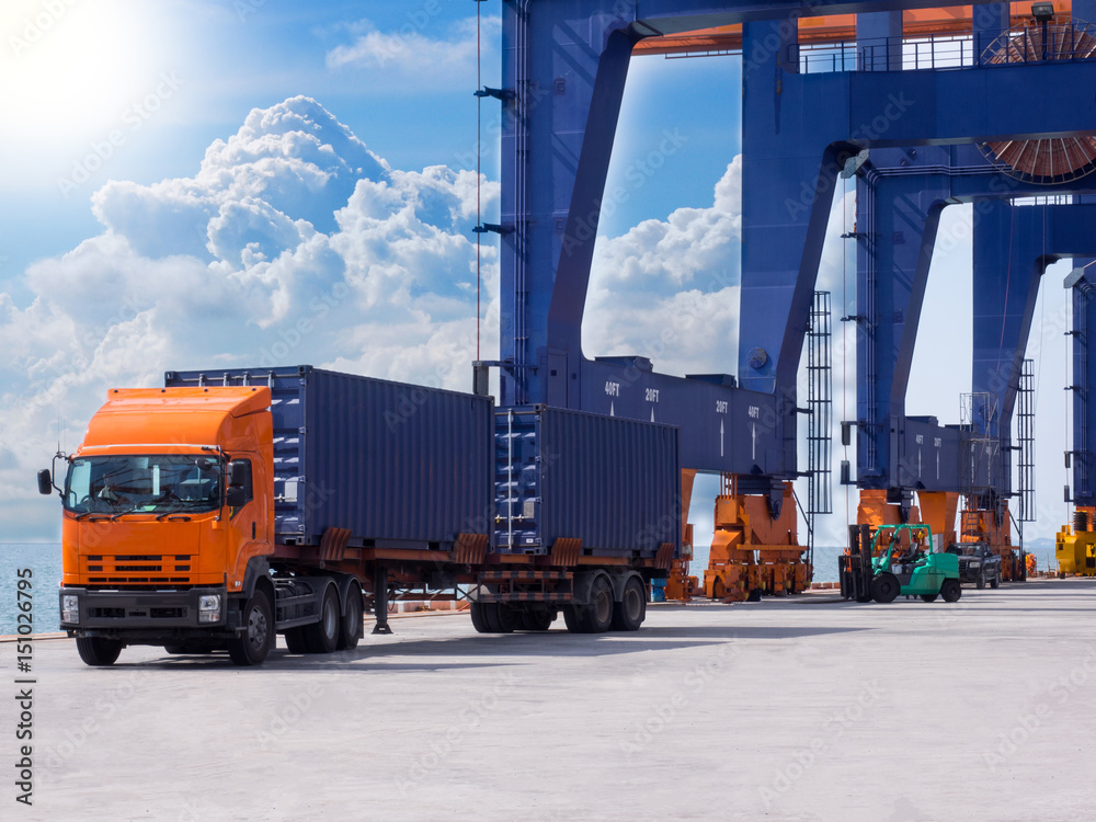 Foto de Stock Container discharging from the vessel at the port move to ...
