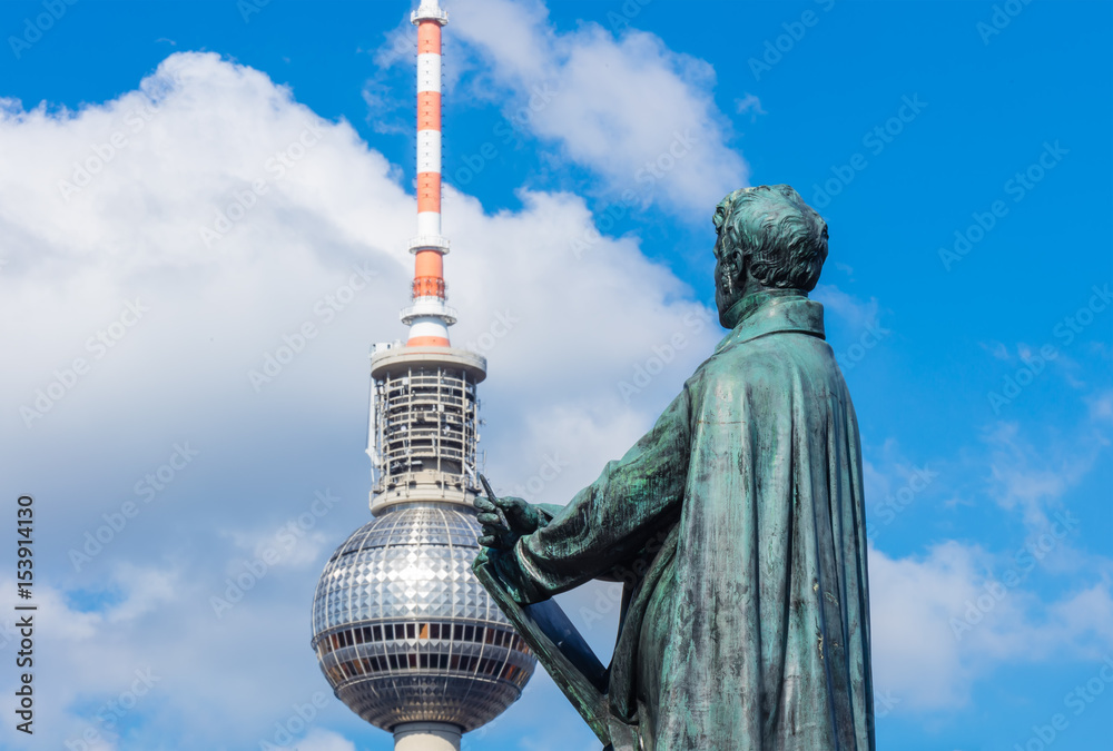 Photo Stock Berlin: Schinkel Monument mit Blick auf den Fernsehturm ...