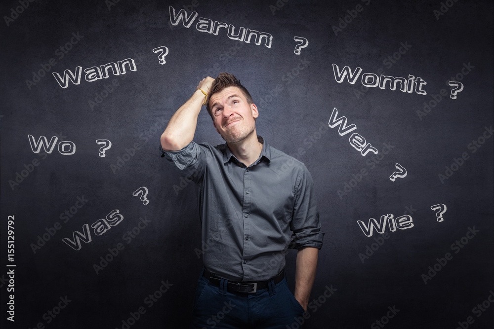 Stock-Foto „Mann stellt sich viele Fragen“ | Adobe Stock