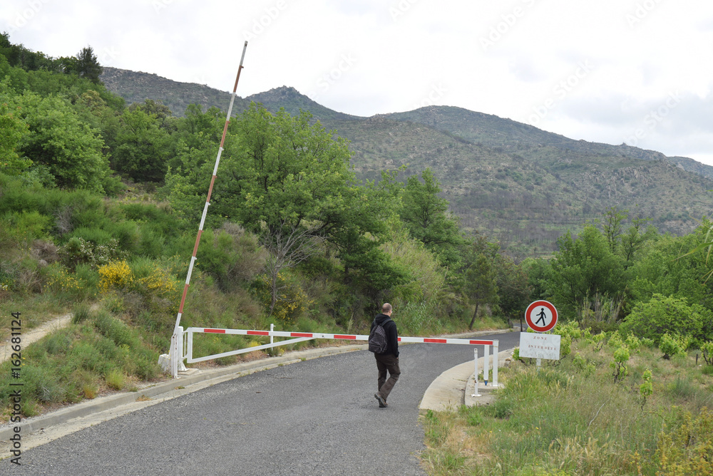 Panneau zone interdite, interdit aux piétons et barrière de fermeture ...