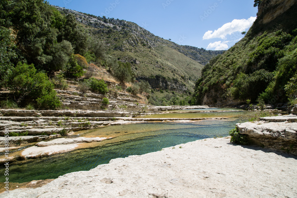 Cascata e laghetto di Cassibile, riserva naturale orientata Cavagrande ...