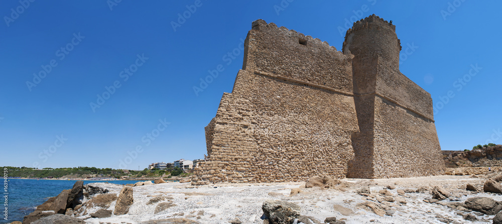 Photo Stock Le Castella, Calabria, Italia: il Mar Ionio e il castello ...