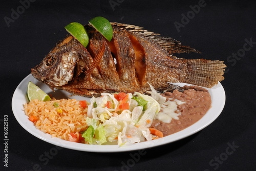 Mojarra frita arroz, frijoles y ensalada. Fried tilapia, rice, beans ...