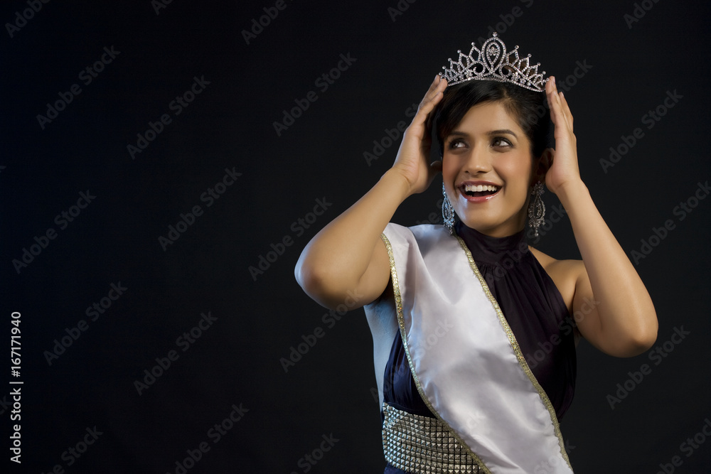 Foto de Stock Beauty pageant winner feeling overjoyed | Adobe Stock
