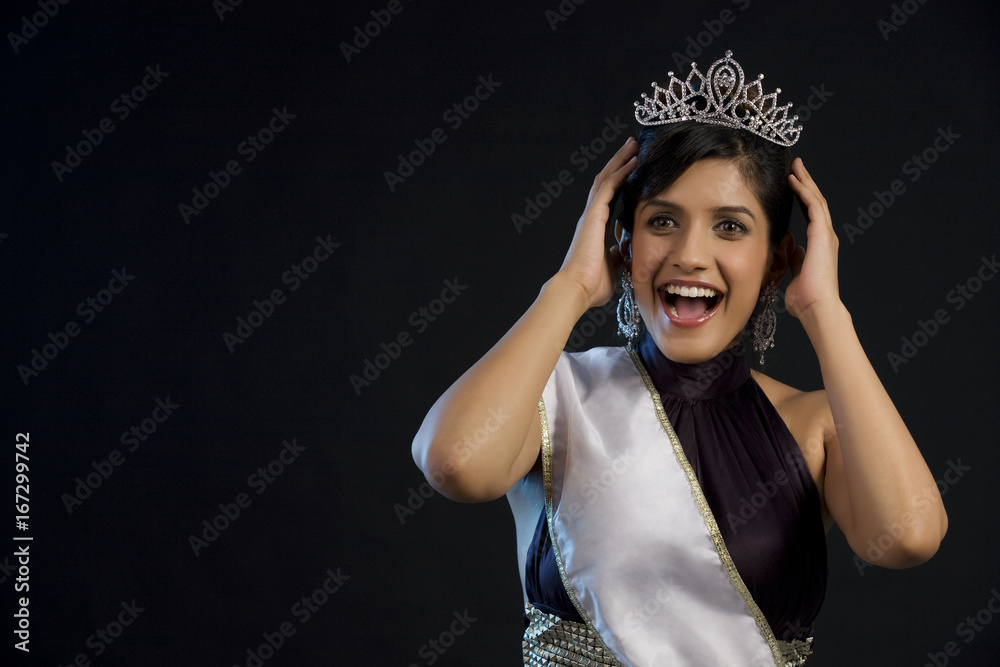 Foto de Stock Beauty pageant winner feeling overjoyed | Adobe Stock