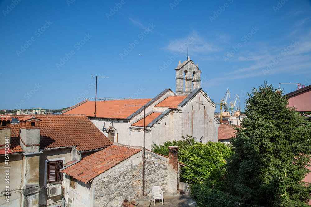 Altstadt und Sehenswürdigkeiten von Pula, Istrien, Kroatien Stock Photo ...