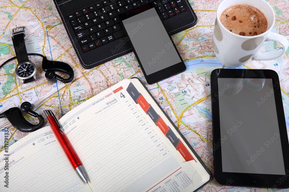 Praca w biurze, tablet, telefon, mapa, terminarz, planowanie podróży ...