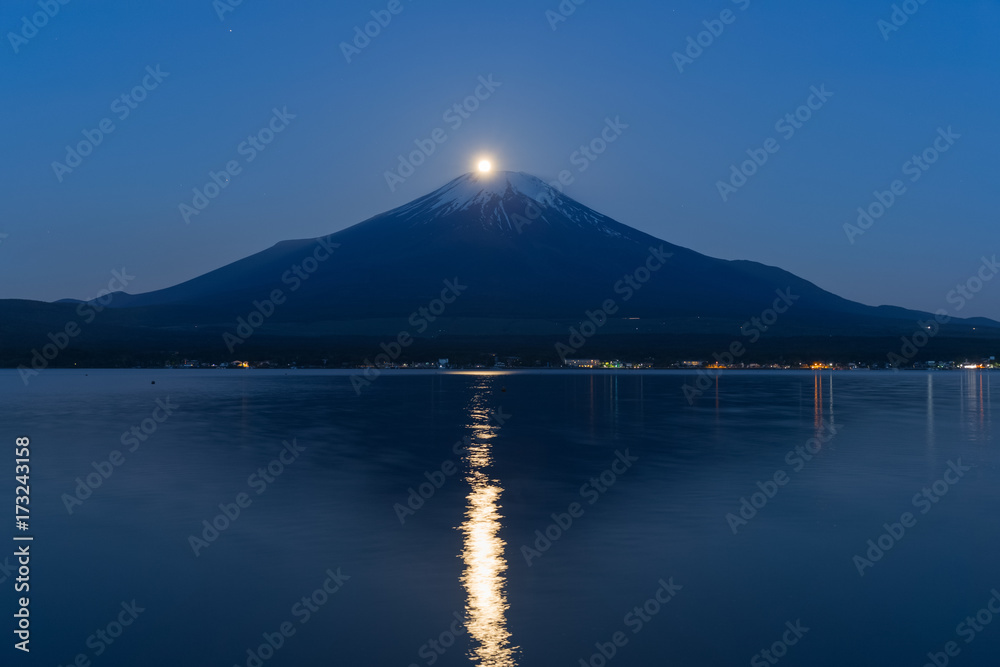 Pearl Fuji , Full moon overlaps the Top of Mt. Fuji at Lake Yamanakako ...