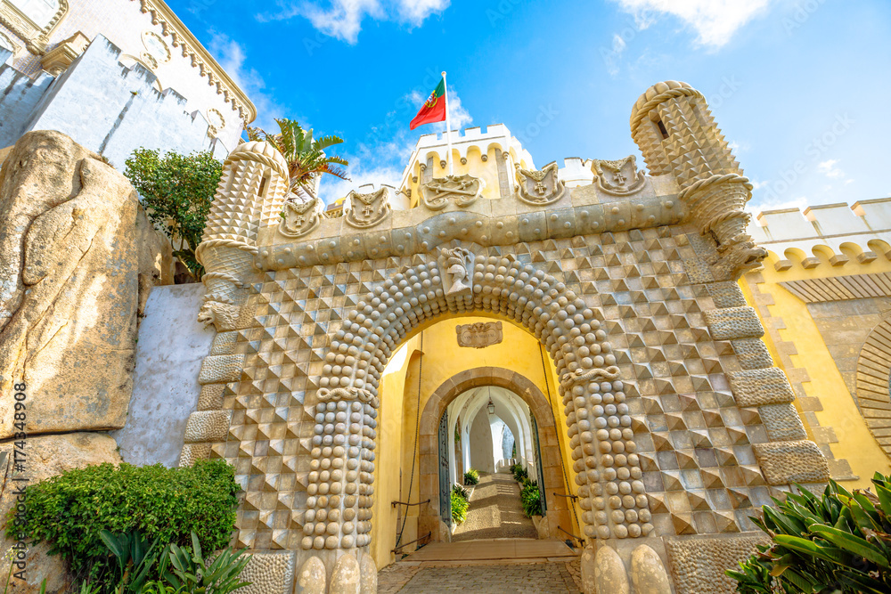 Photo Stock Spectacular arch entrance gate of Pena National Palace, in ...