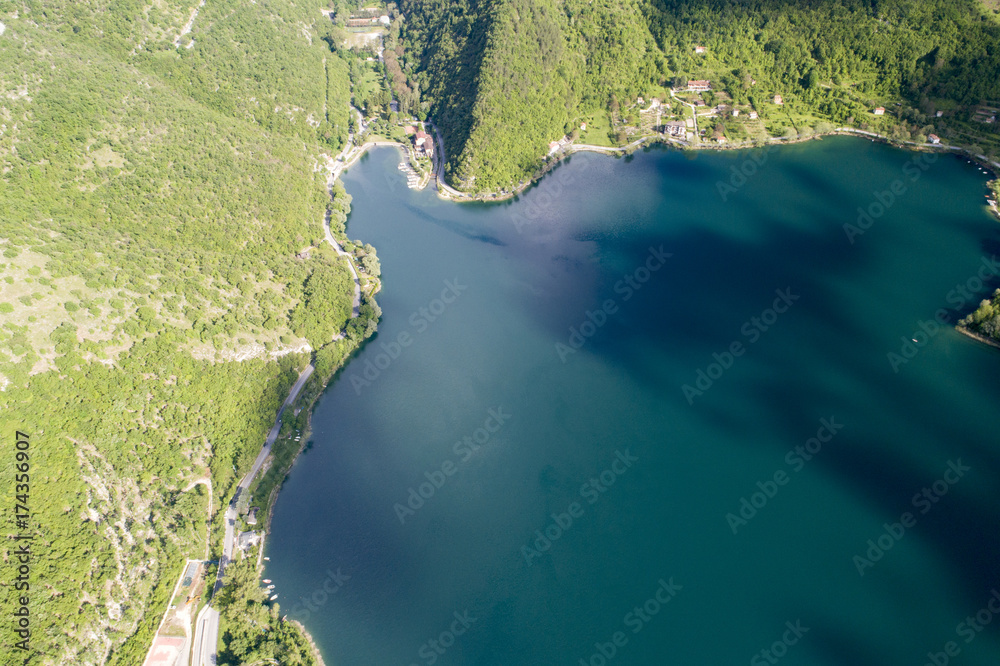 Vista aerea del lago di scanno in Abruzzo. Acqua azzurra tra boschi ...