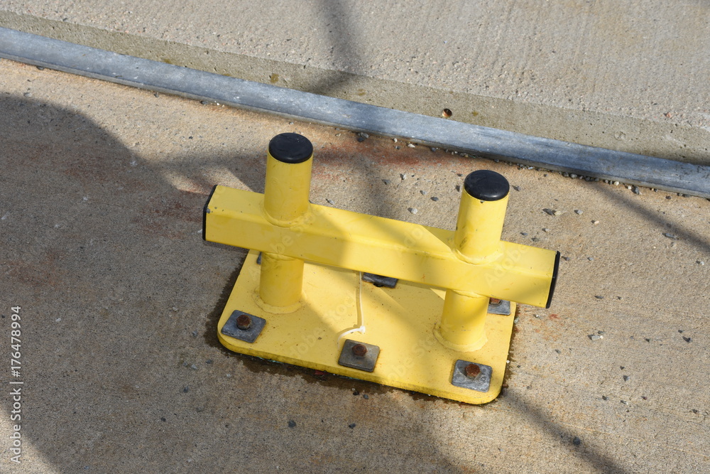 Poller, Boot, Boot festmachen, Schiff anbinden, Kai, Pier, vertauen ...