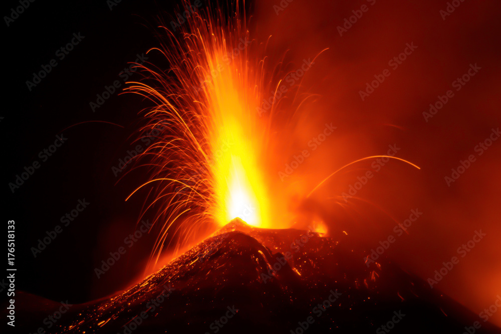 Eruzione di lava con esplosione sul cratere del Vulcano Etna Stock ...