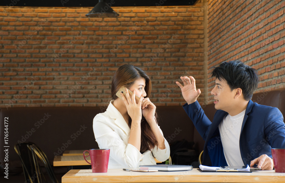 Foto de Stock Angry man while women are talking on the phone In a cafe ...