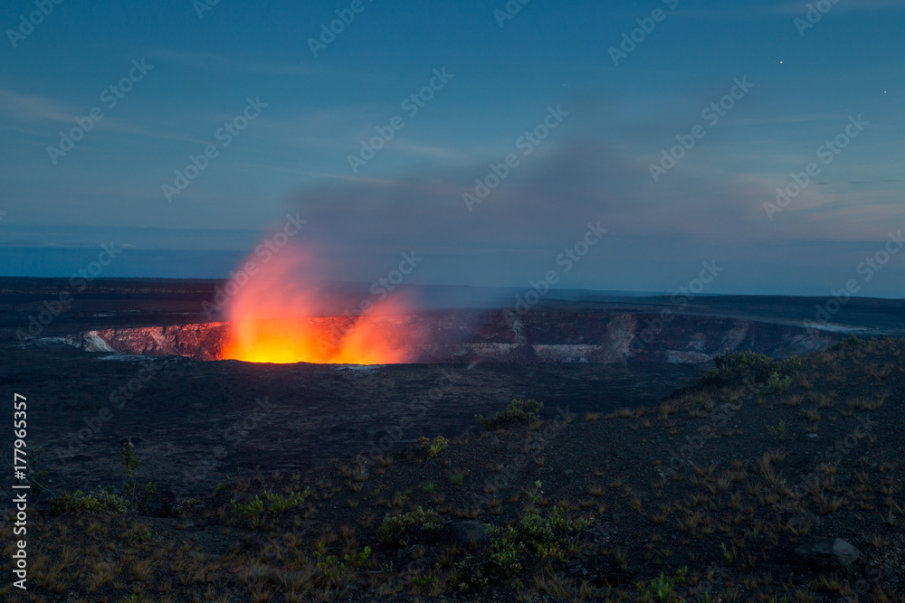 Ein Lavasee im Halemaumau Krater auf dem Kilauea beleuchtet ...