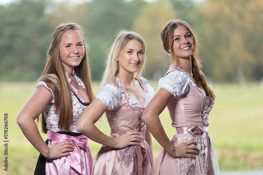 Stock Foto „drei Junge Frauen Im Dirndl“ Adobe Stock