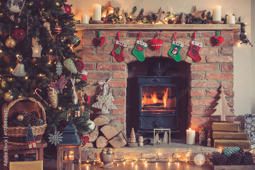 Christmas setting background, decorated Christmas tree, pine cones in ...