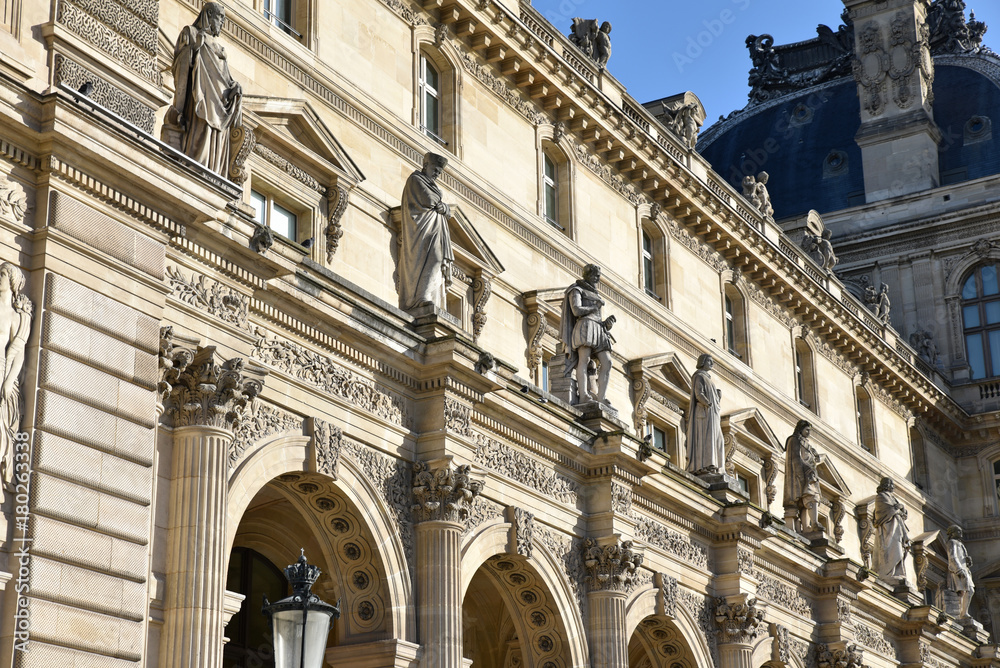 Statues du palais du Louvre cour Napoléon à Paris, France Stock Photo ...