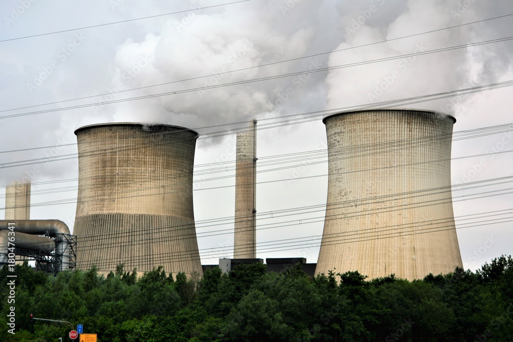 Kraftwerk mit ausstoßendem Dampf Stock Photo | Adobe Stock