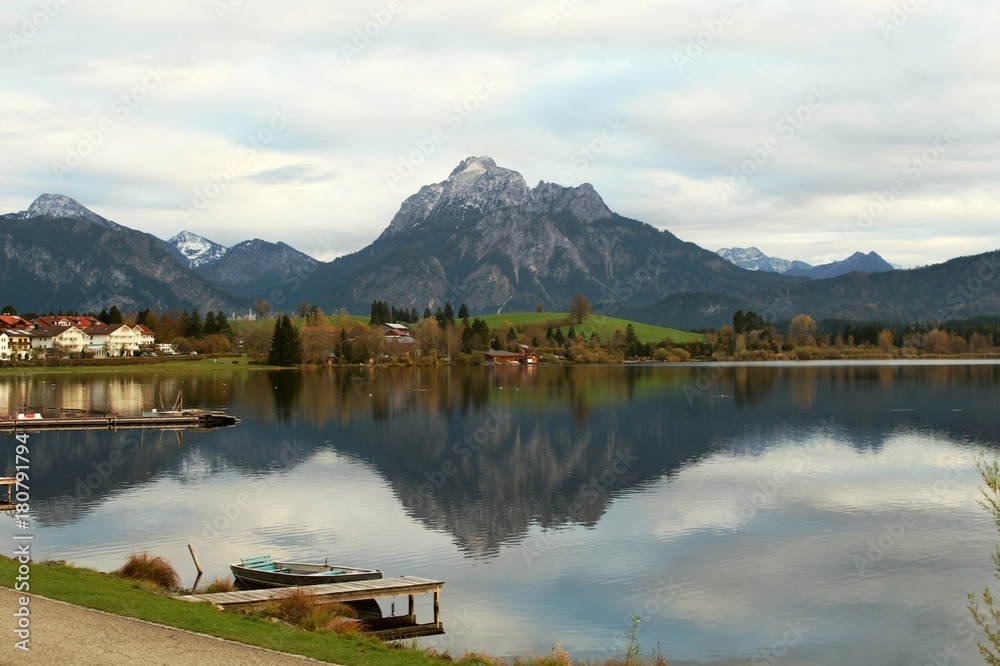 Hopfensee im Herbst, Neuschwanstein im Hintergrung, Allgäu Stock Photo ...