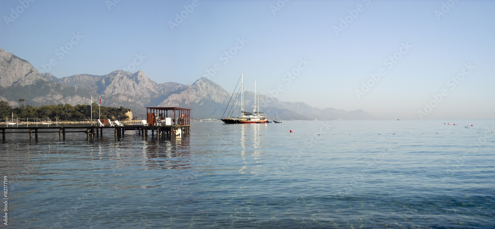 Kemer Antalya bella vista sul mare. Spiaggia Kemer Antalya con sabbia e ...
