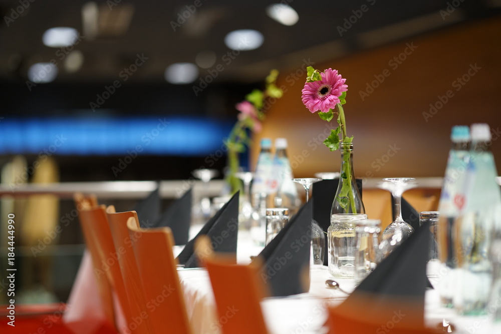 Stock-Foto „Gedeckter Tisch, Gala, Dinner, Event“ | Adobe Stock