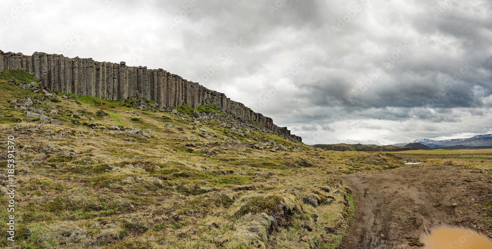 Gerðuberg (Gerduberg) - Klippen aus Dolerit, einem grobkörnigem ...