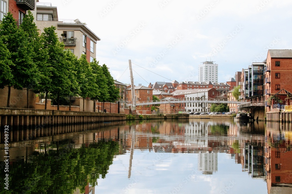 Foto de Stock Leeds Knights Bridge Crossing the River Aire - Photo of ...