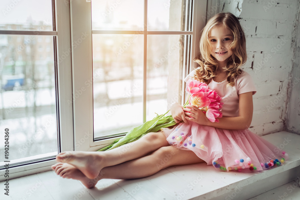 Stock-Foto „Cute little girl at home“ | Adobe Stock