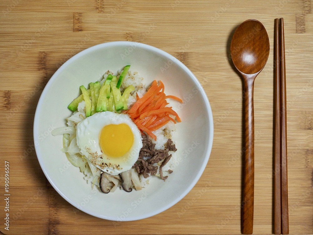 Foto de Stock 한국의 음식 비빔밥 | Adobe Stock