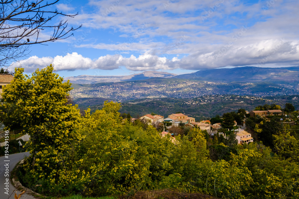 Vue panoramique sur le massif et le village de Tanneron, arbres de ...