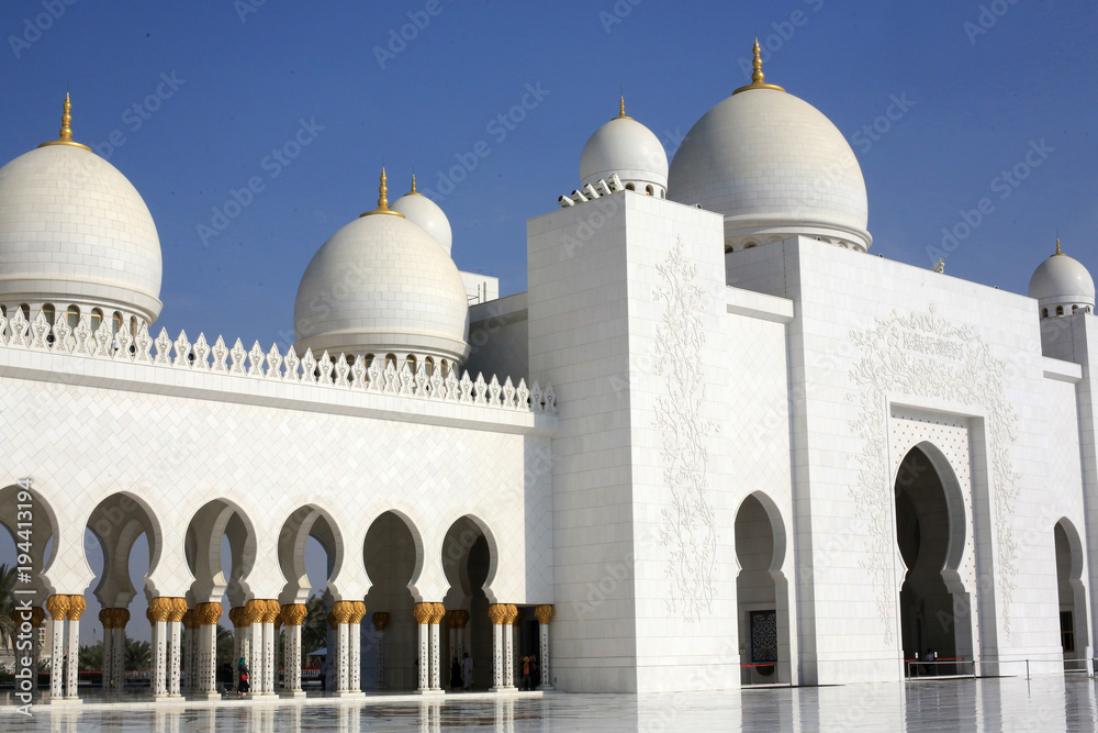 Mosquée Sheikh Zayed. 1995. Abou Dhabi. / Front and entrance. Sheikh ...