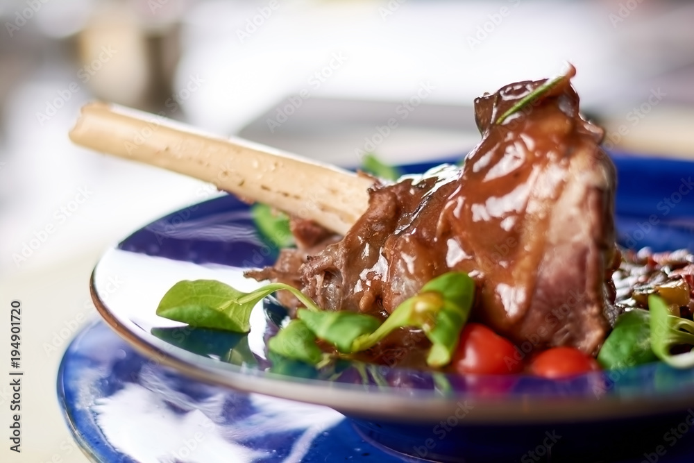 Foto Braised lamb shank with vegetable ratatouille. Slow cooked lamb ...