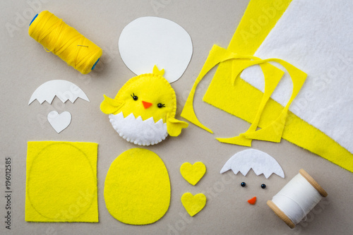 Felt chicken, felt sheets, template, threads on the table. Creating ...