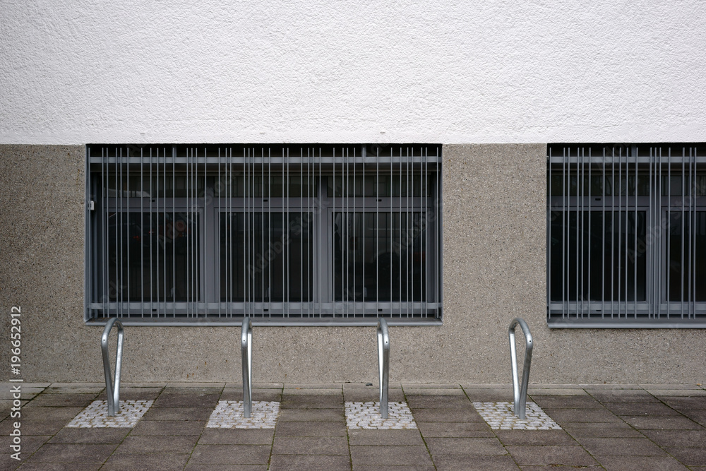 Moderne Fahrradständer / Moderne und in Reihe angeordnete ...