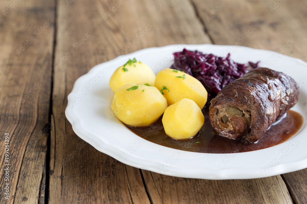 Rinderroulade mit Rottkohl und Kartoffeln Stock Photo | Adobe Stock