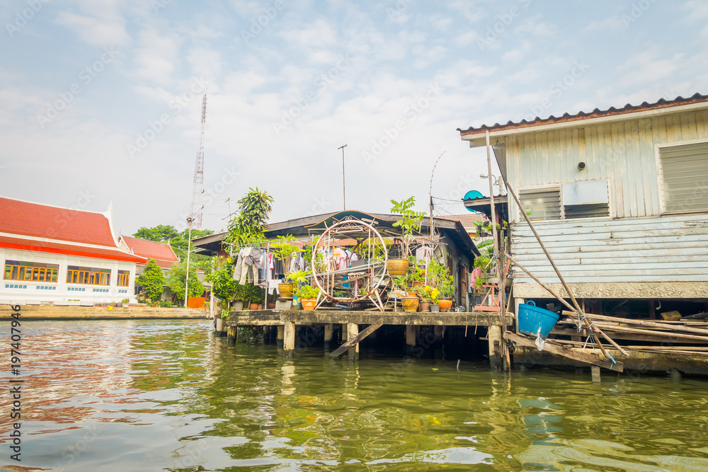 Outdoor view of floating poor house on the Chao Phraya river. Thailand ...