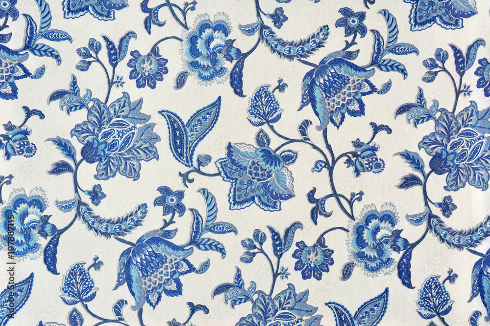 Foto Blue ornate floral pattern on white cotton tablecloth. do Stock ...