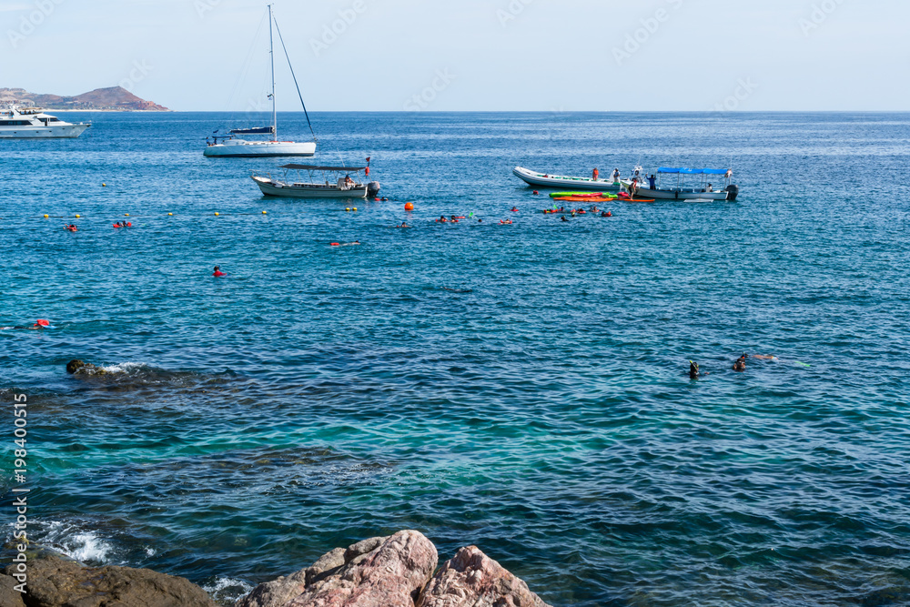 Muchas personas están buceando en la playa el Chileno de Baja ...