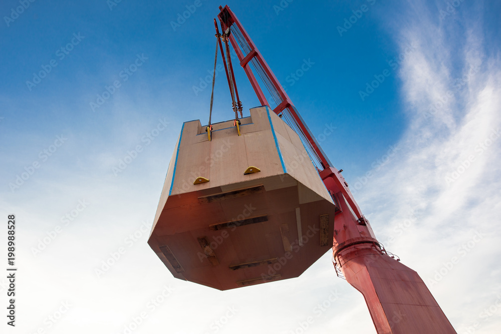Cargo heavy lift handle lifting by the ship loading discharging ...