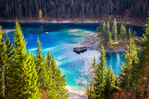 blauer, klarer, sauberer Bergsee Caumasee in Laax, Flims in Graubünden ...