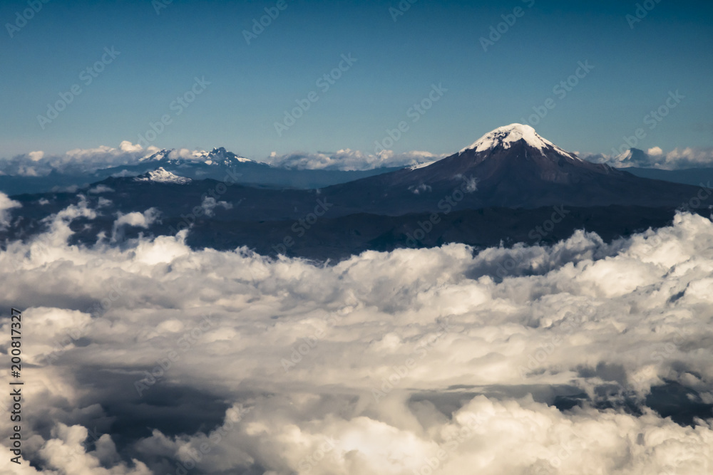 Montañas y volcanes de los Andes entre las nubes. Punto mas cercano al ...